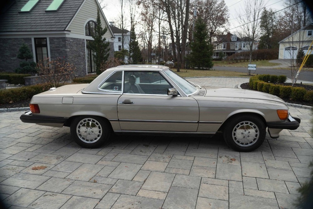 Lot M24-303 - 1988 Mercedes-Benz 560 SL Roadster | Premier Auction Group
