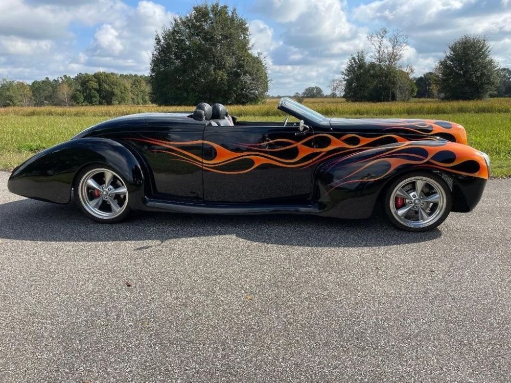 Lot M23-458 - 1939 Lincoln Zephyr Restomod Convertible | Premier ...